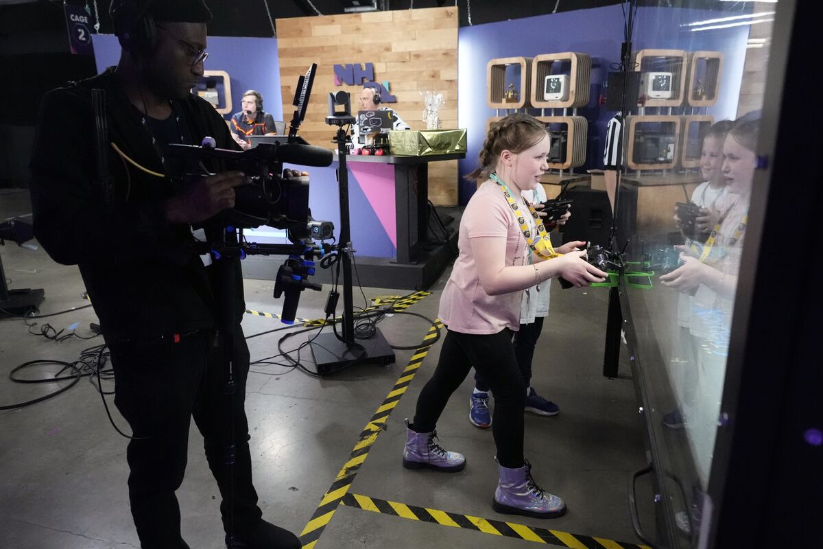 File:Competitors 3.jpg - NHRL